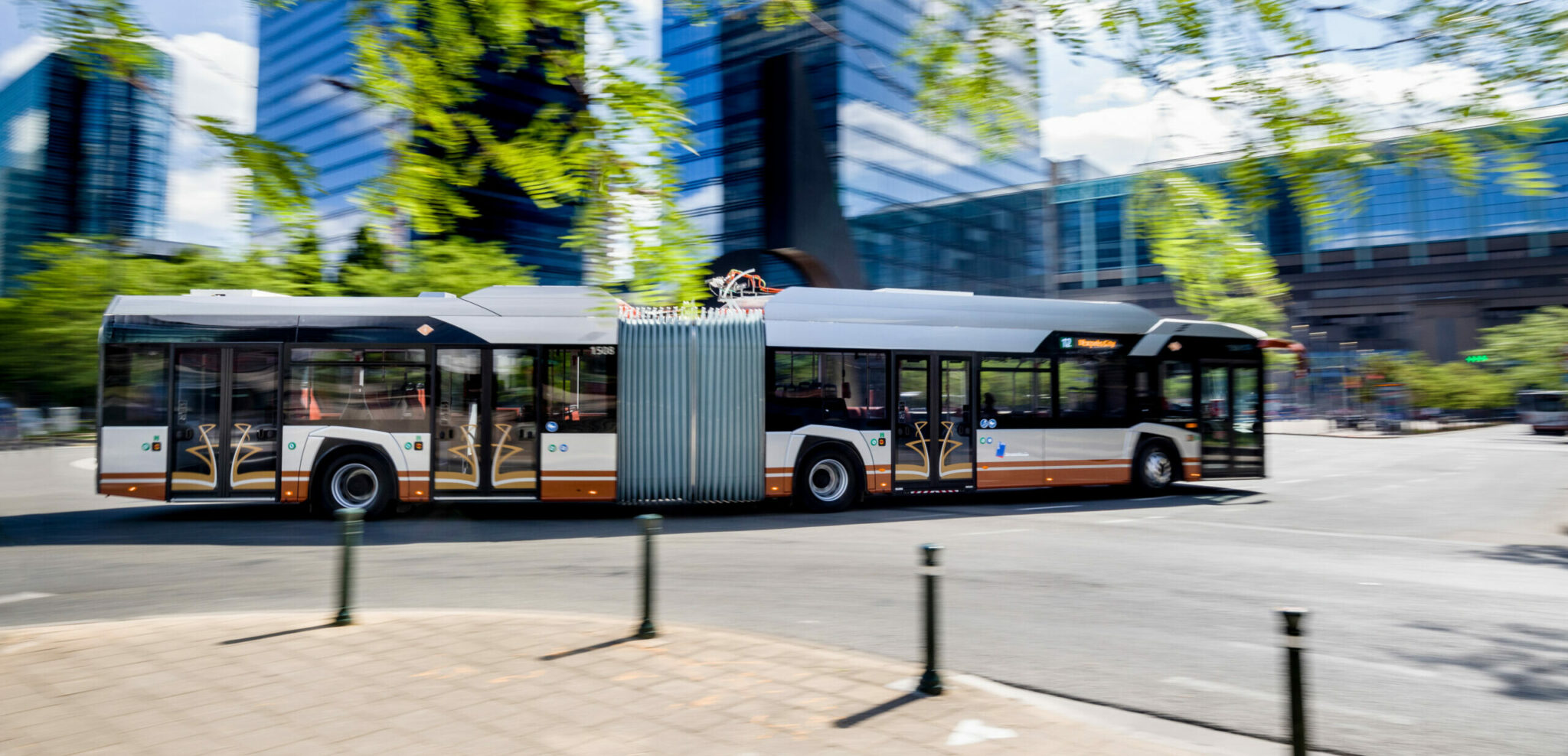 Pantograph or plug-in? How to choose the right charging system