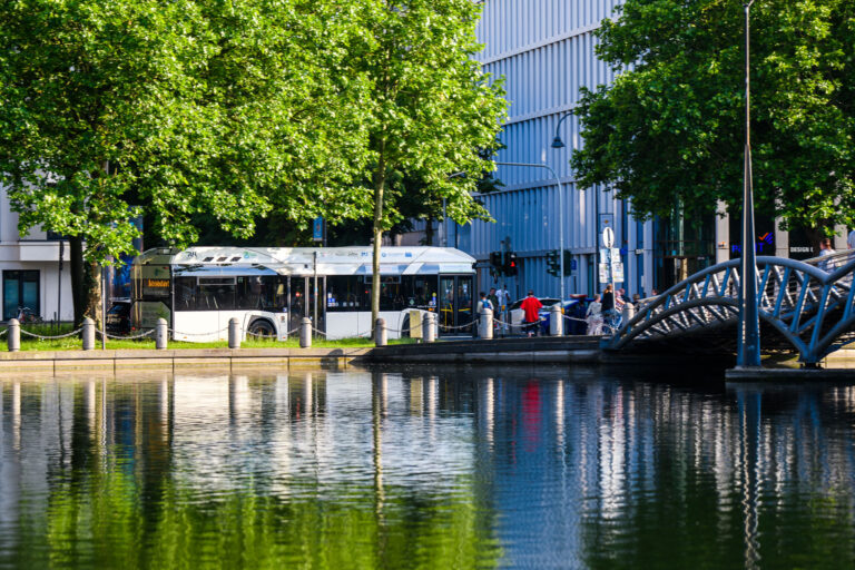 Pantograph or plug-in? How to choose the right charging system