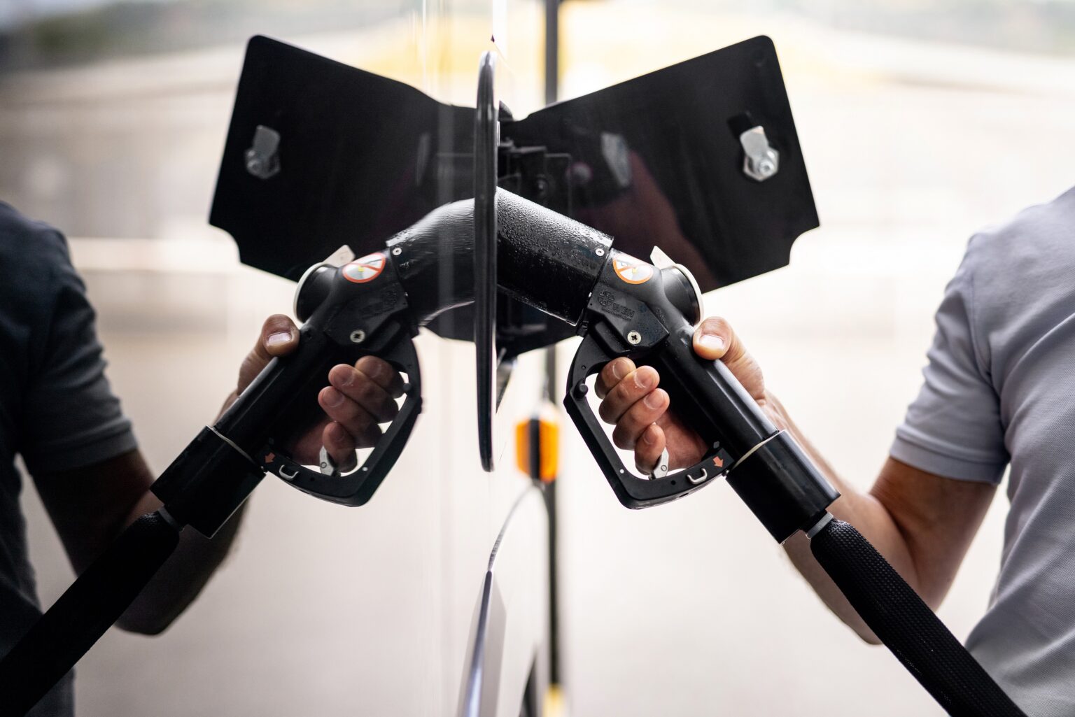 Pantograph or plug-in? How to choose the right charging system