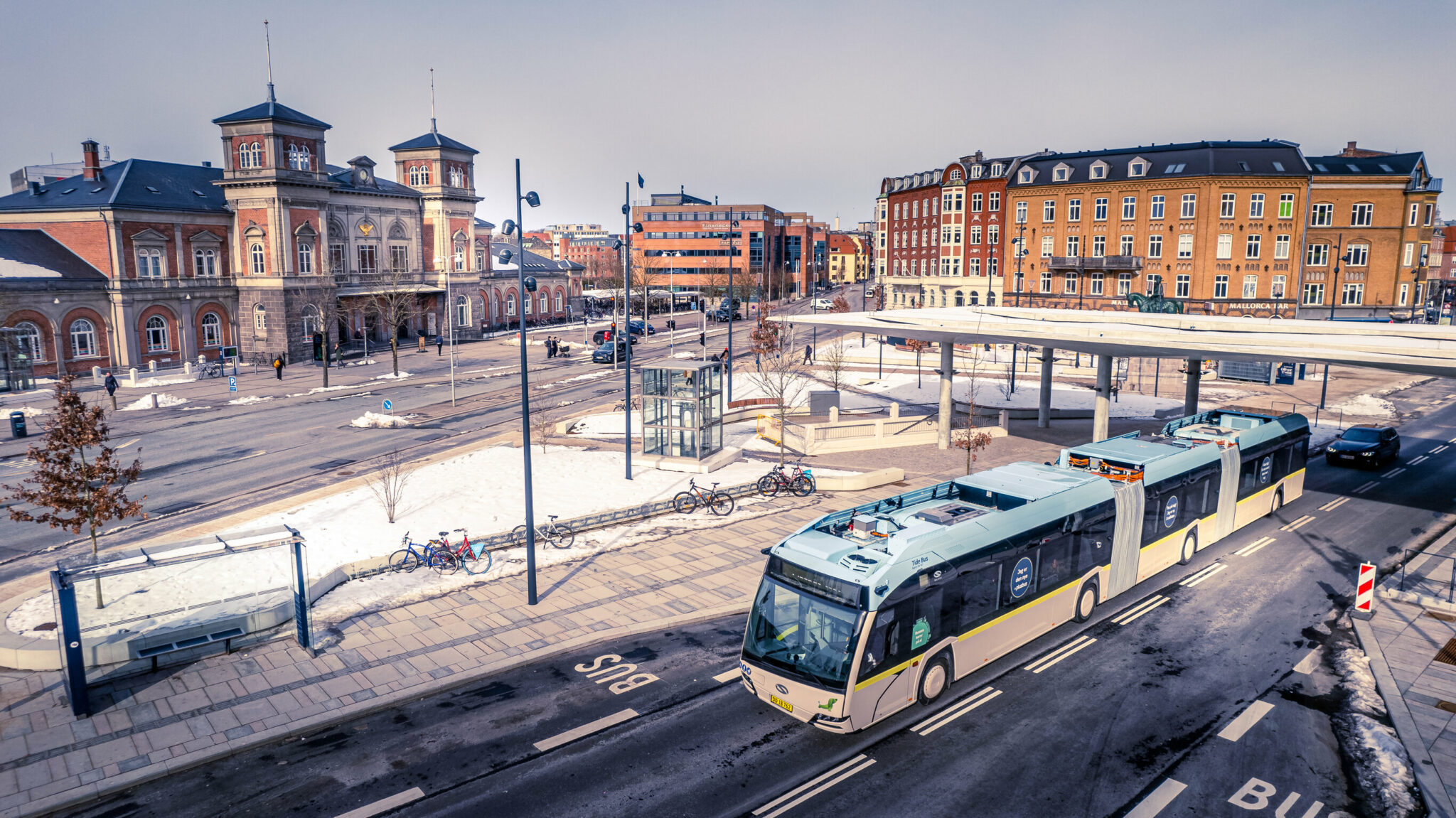 Pantograph or plug-in? How to choose the right charging system