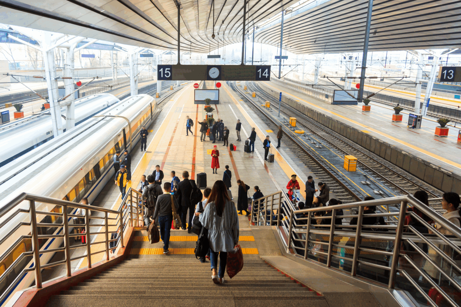 Pantograph or plug-in? How to choose the right charging system