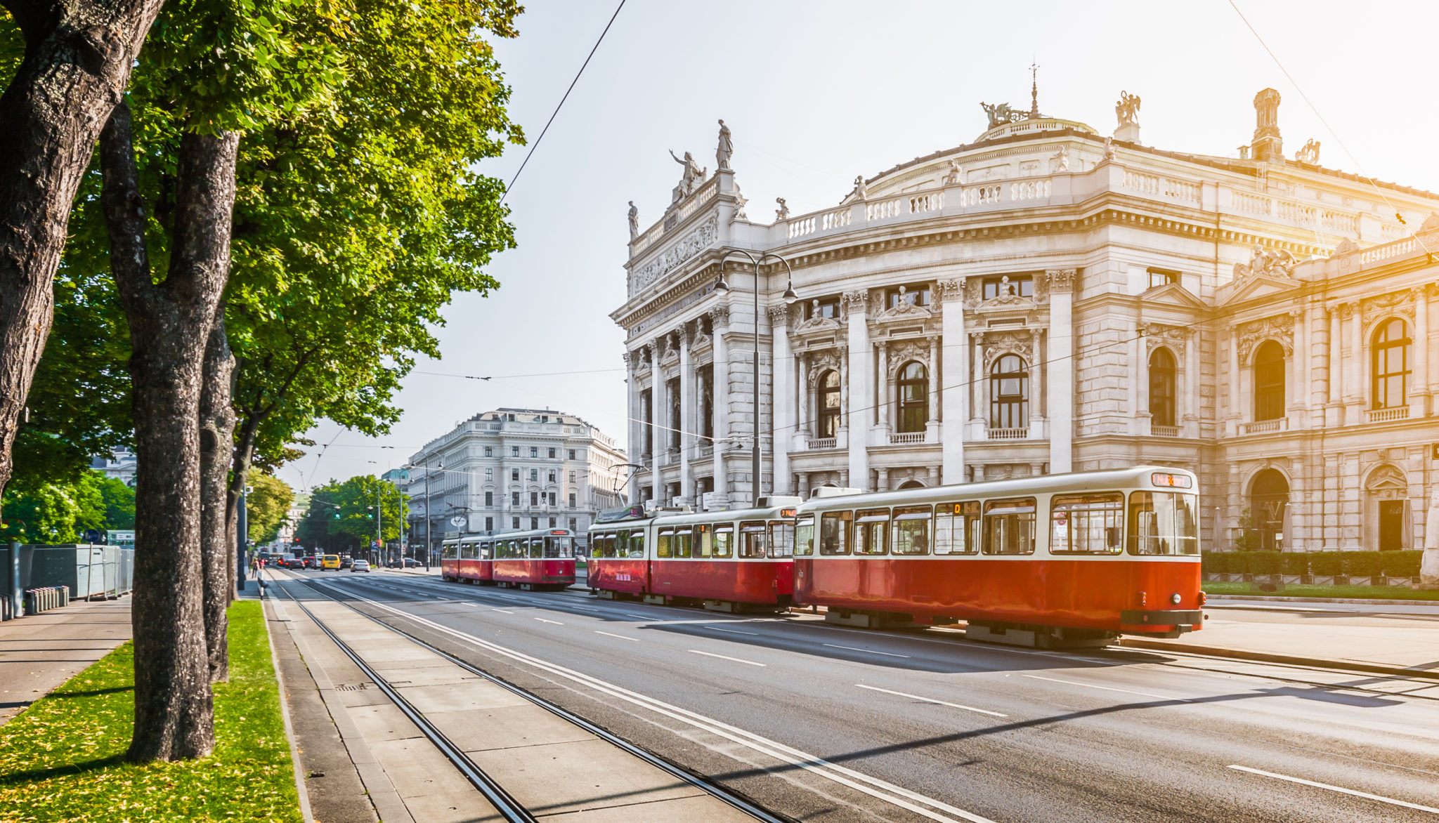 Pantograph or plug-in? How to choose the right charging system